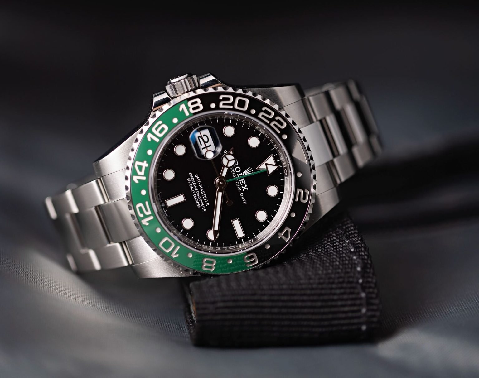 What is a GMT Watch: Timekeeping Across Time Zones